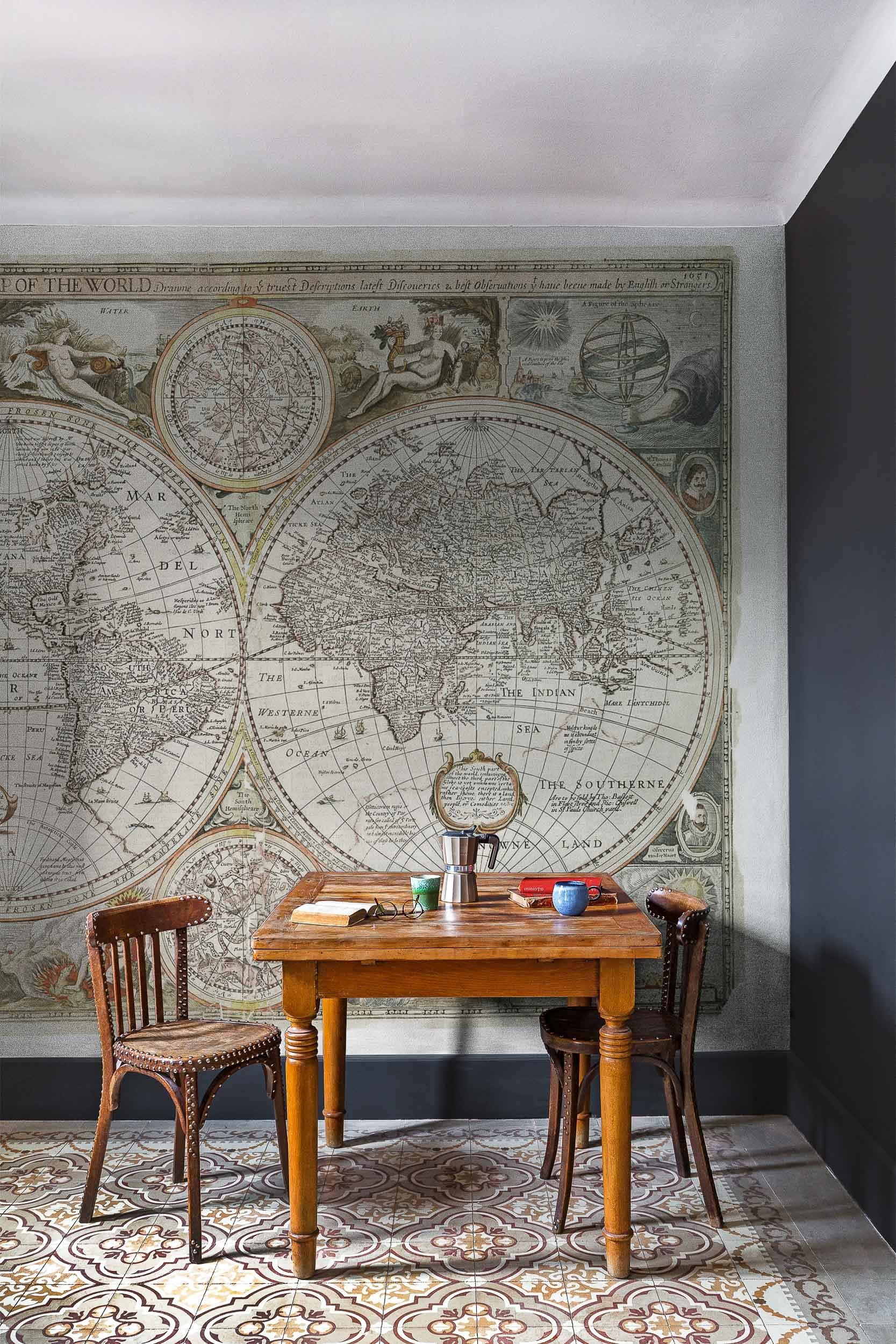 Your home office with a map of the world – Coordonné